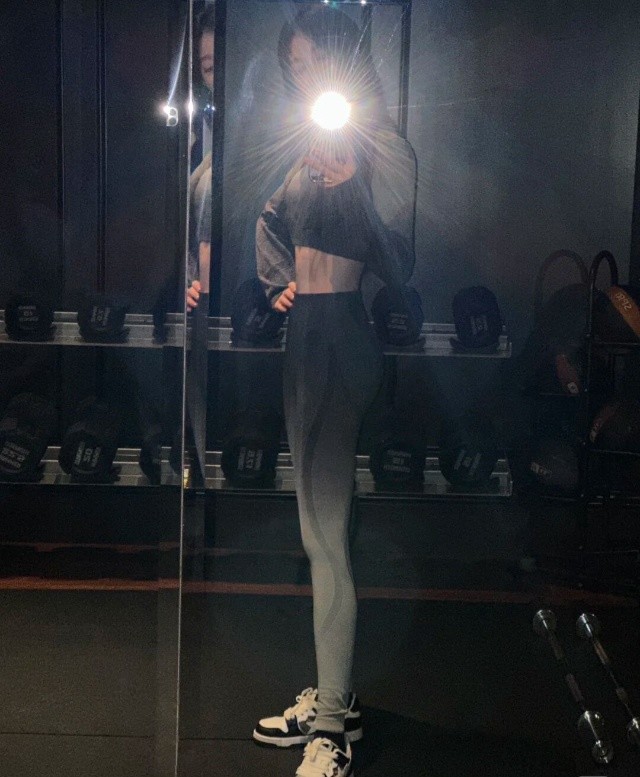 37-year-old Zhang Li posted beautiful photos of her fitness, her waist ...