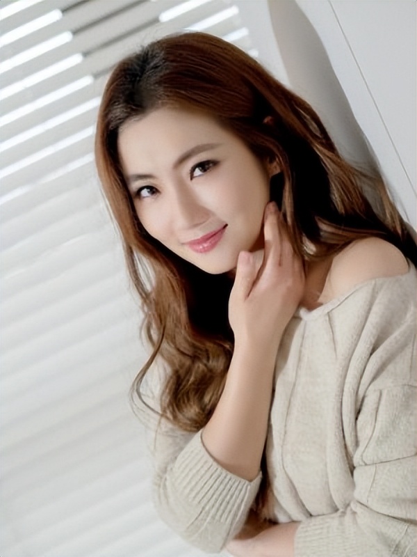 Ren Jiaxuan posted a warm photo on Mother's Day, wearing shorts to show ...