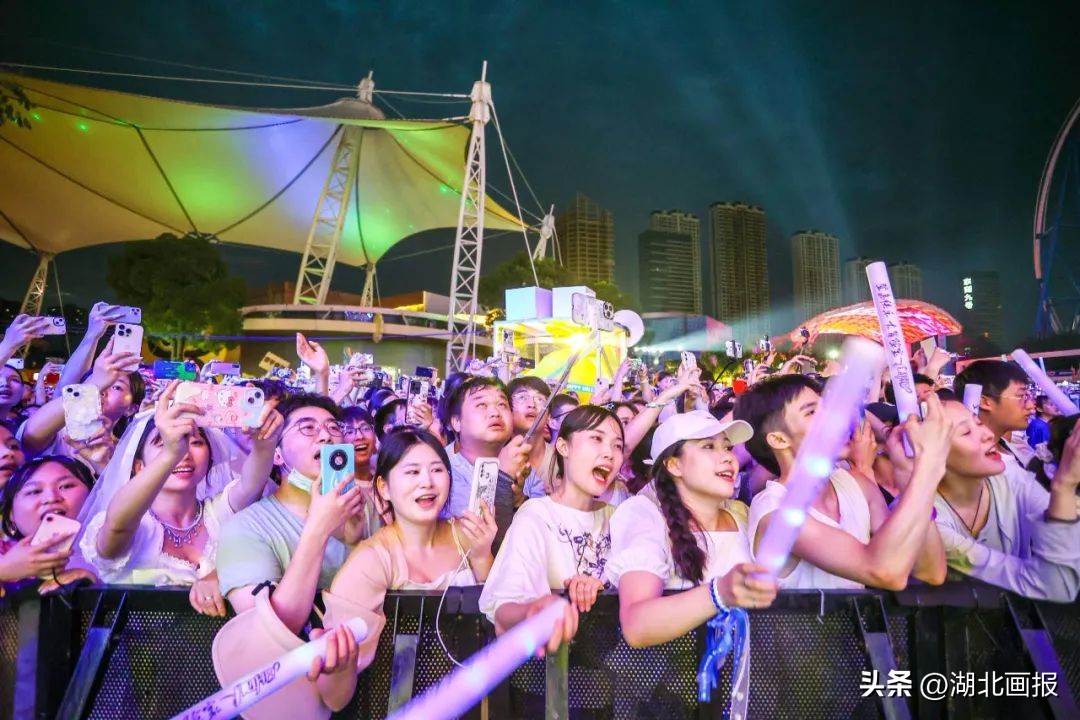 Jiangcheng summer night music feast, why not sing in chorus! - iMedia