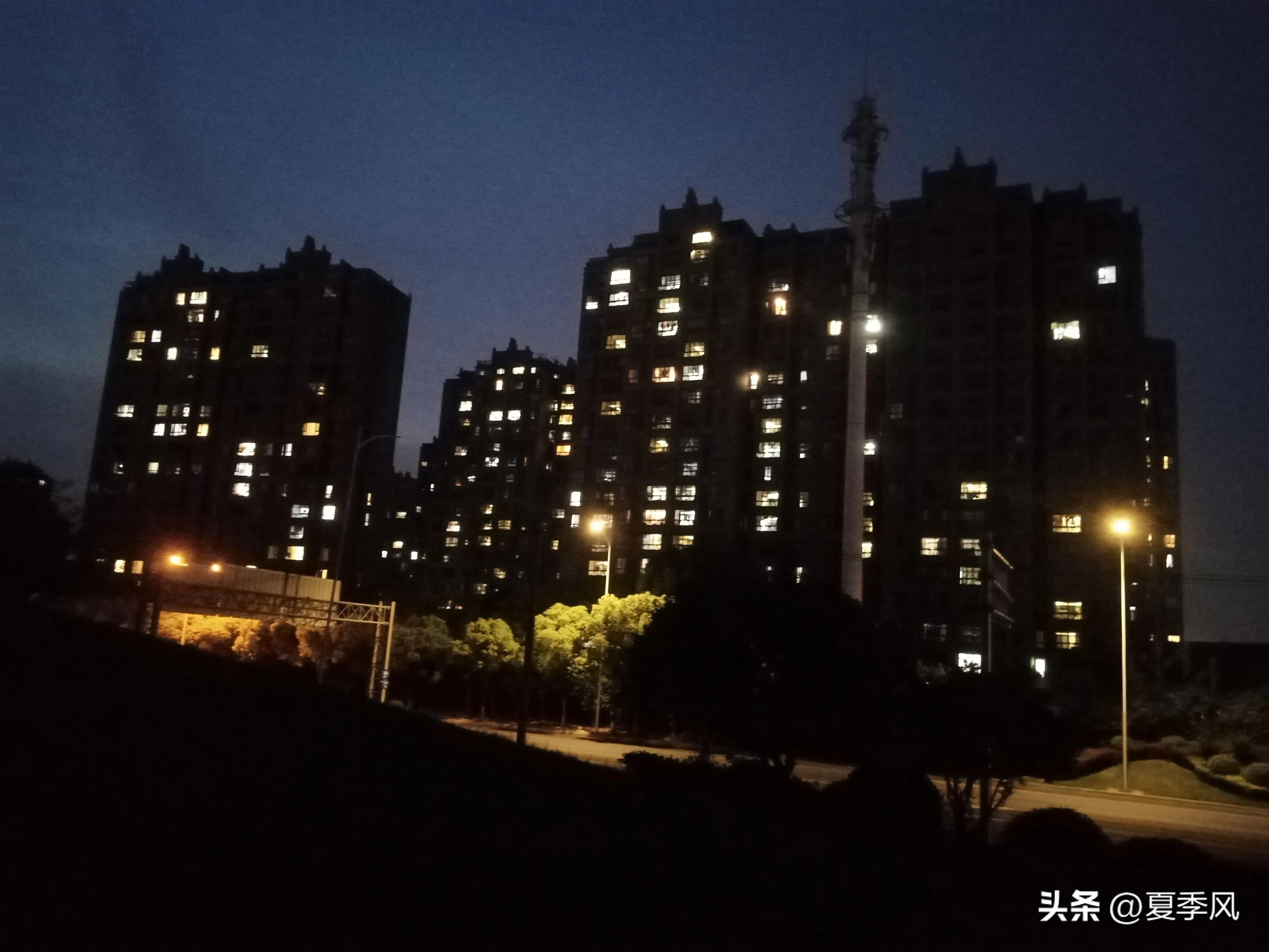 With a shallow poetic style, in the lonely night, reciting an ancient ...