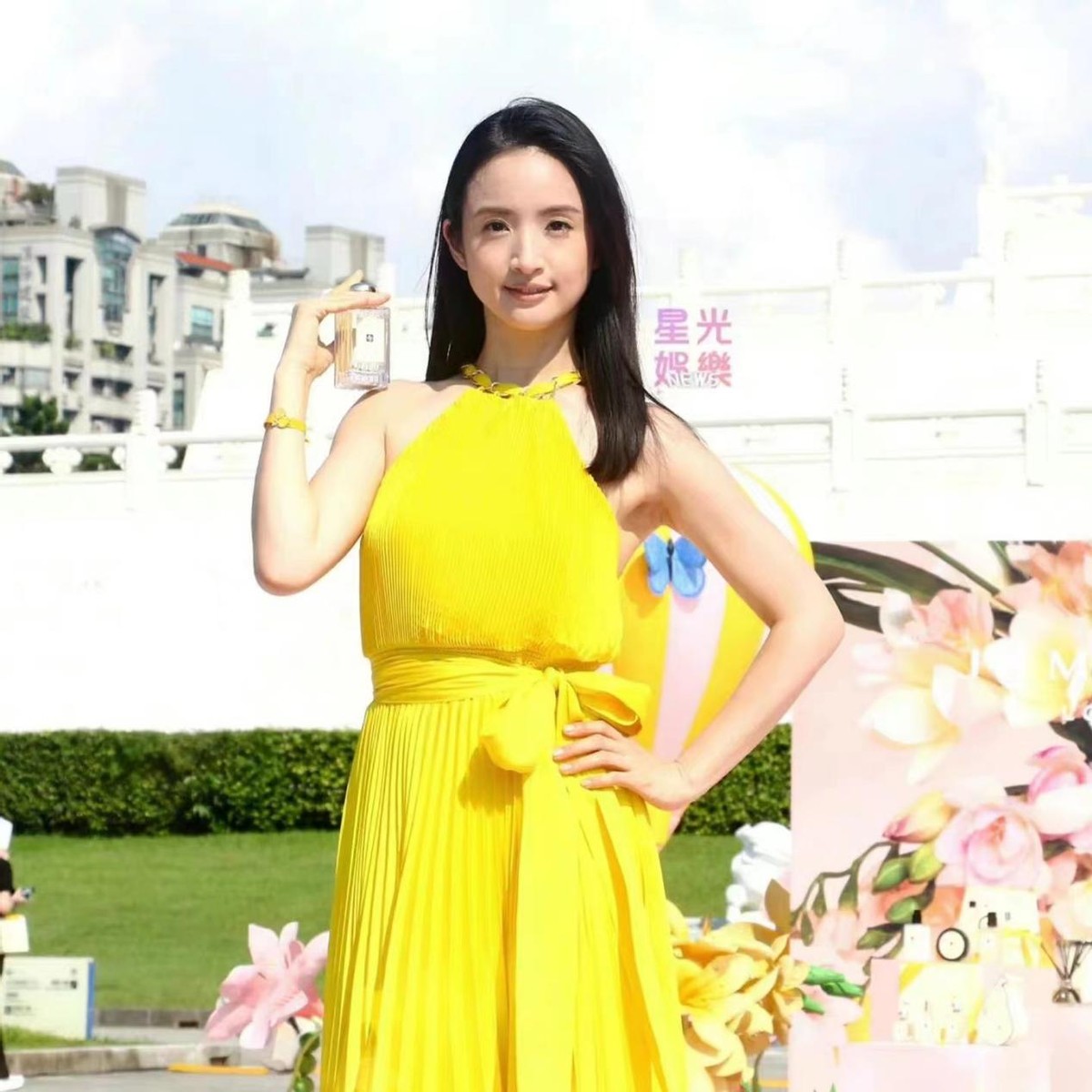 Ariel Lin is getting old too!The loss of collagen exposes the deep eye ...