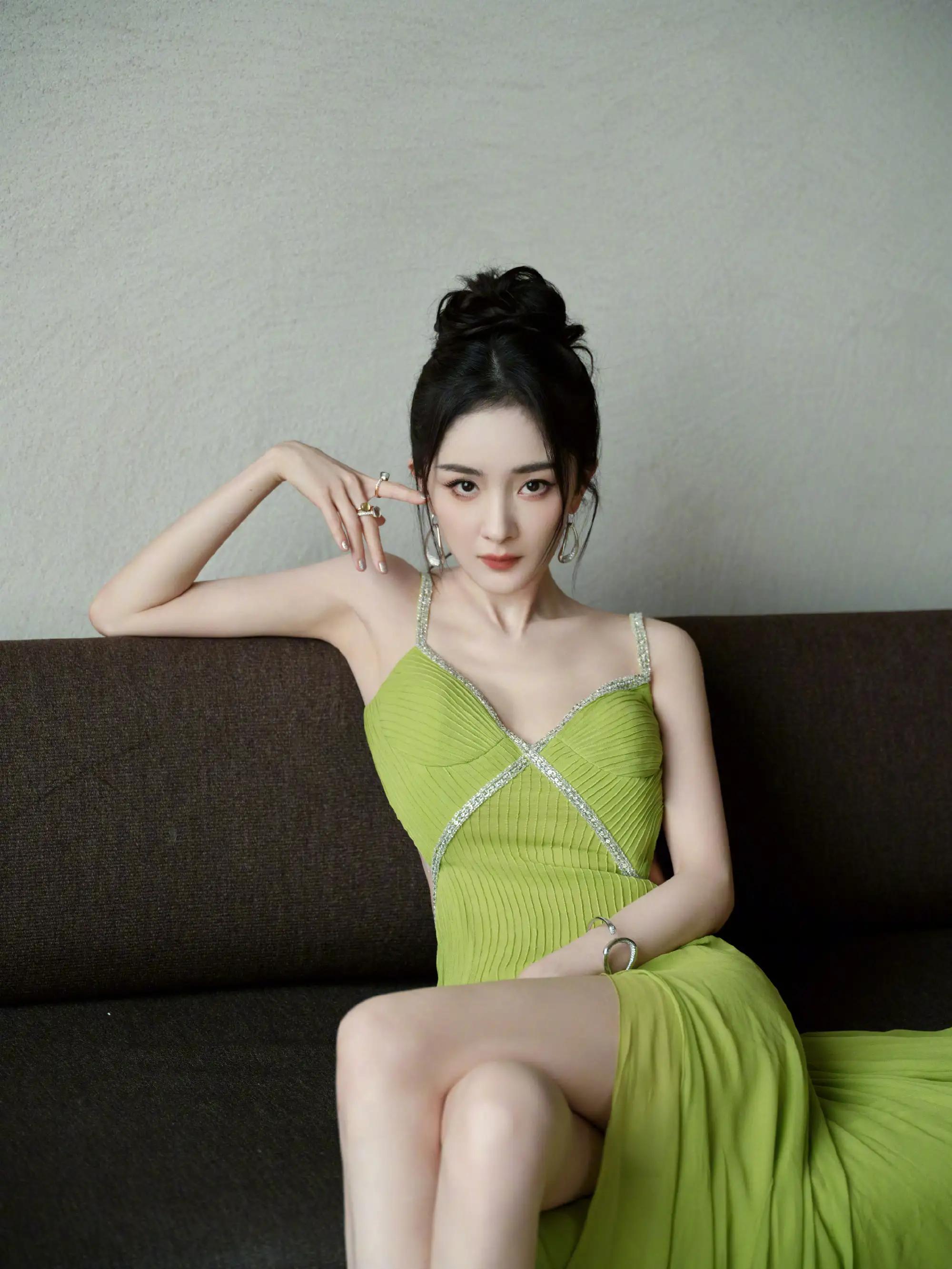 Yang Mi [green sling backless slit dress] Hua Hua Hua Hua, do you love ...