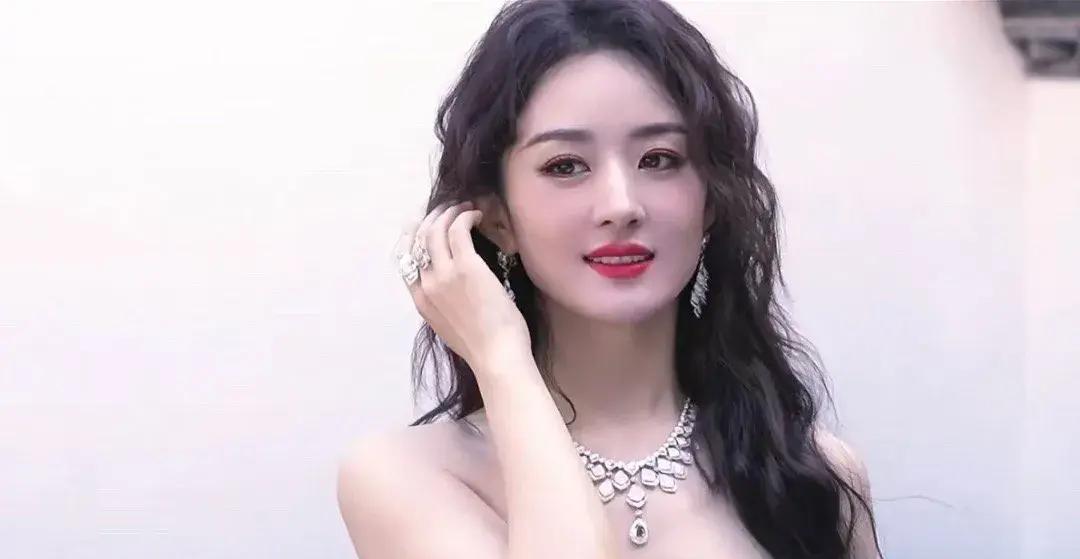 Zhao Liying attended a dinner party and was surrounded by wealthy ...