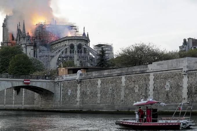 Destroy Paris! The "monster" roared in the flames of Paris, and the ...