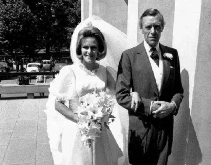 After reading the photos of Camilla when she was young, she was lost in ...