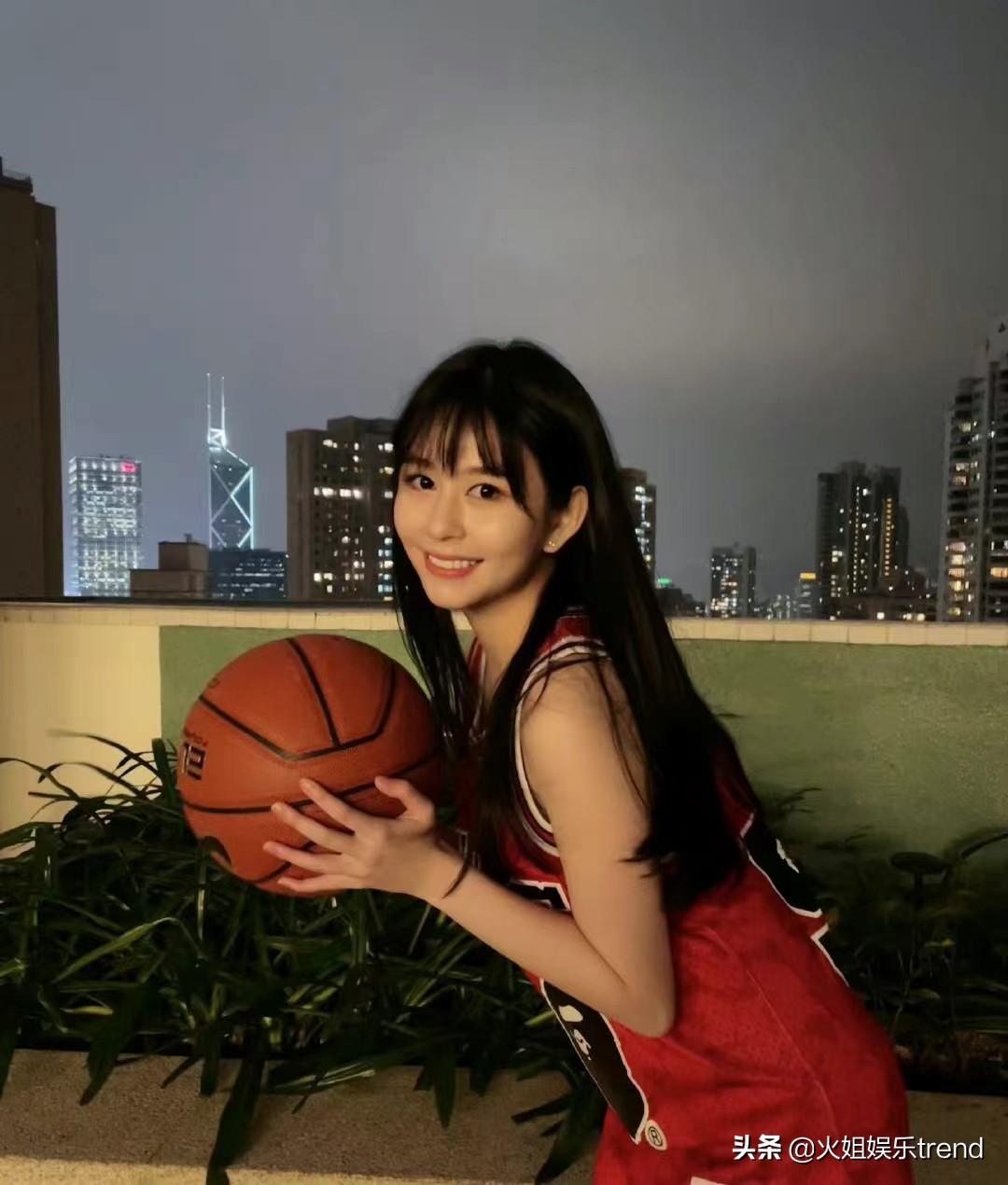 Shen Yue took photos of her makeup without makeup, her appearance was ...