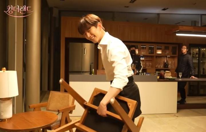 Li Junhao and Yuna's passionate kiss scene was exposed behind the scenes. Are they good friends ...