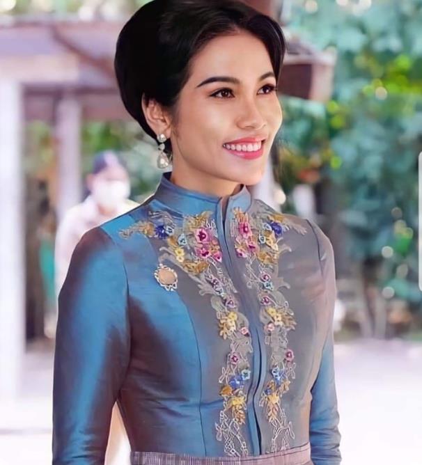 Sinina received the grace of the King of Thailand, and "pink purple ...