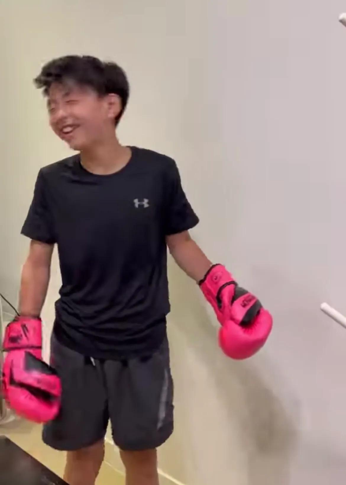 Cecilia Cheung basked in his second son to practice boxing, 12-year-old ...