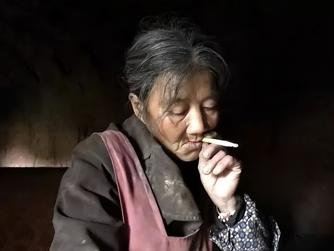 60-year-old homeless woman builds a castle on a rubbish heap - iNEWS