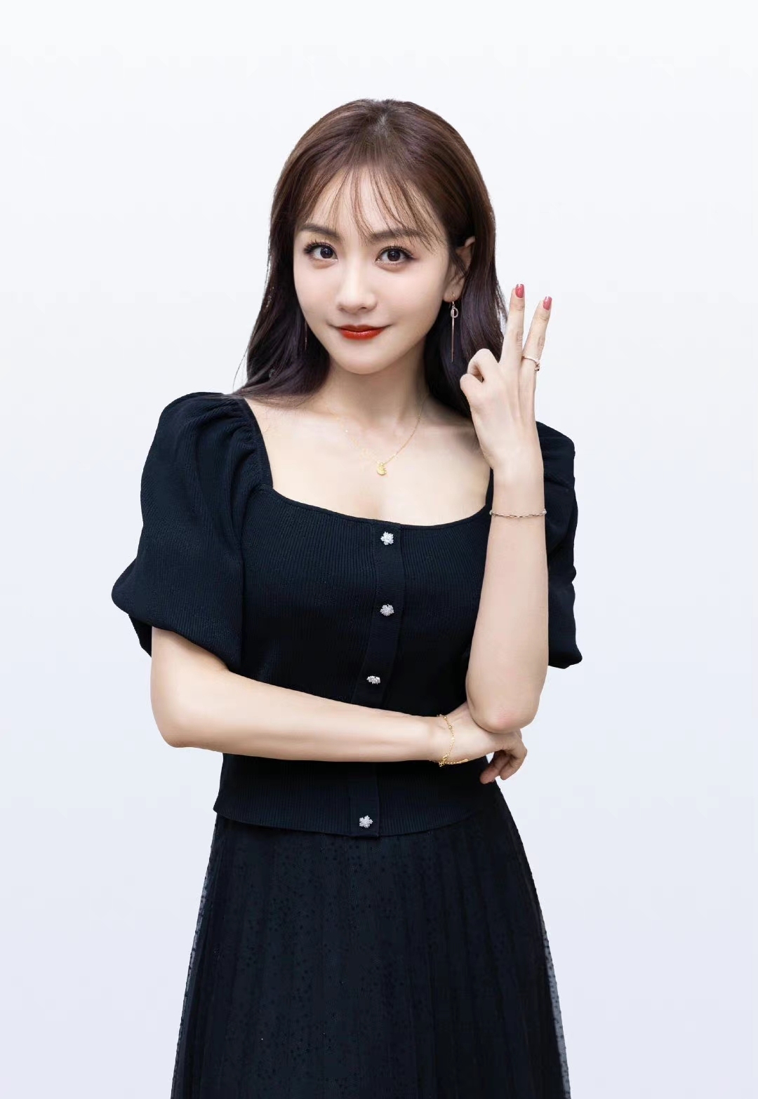 In 2022, among the 13 female artists of Huanyu Film and Television, Bailu takes the lead ...