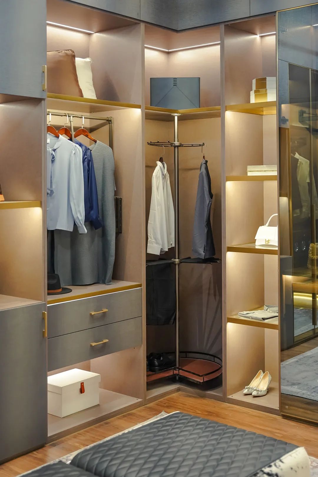 This kind of wardrobe design scheme can meet your different storage ...