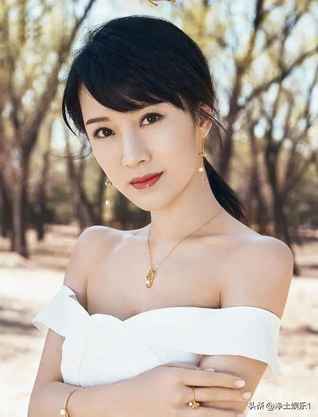 Married to a rich man 14 years older, with three children and two ...