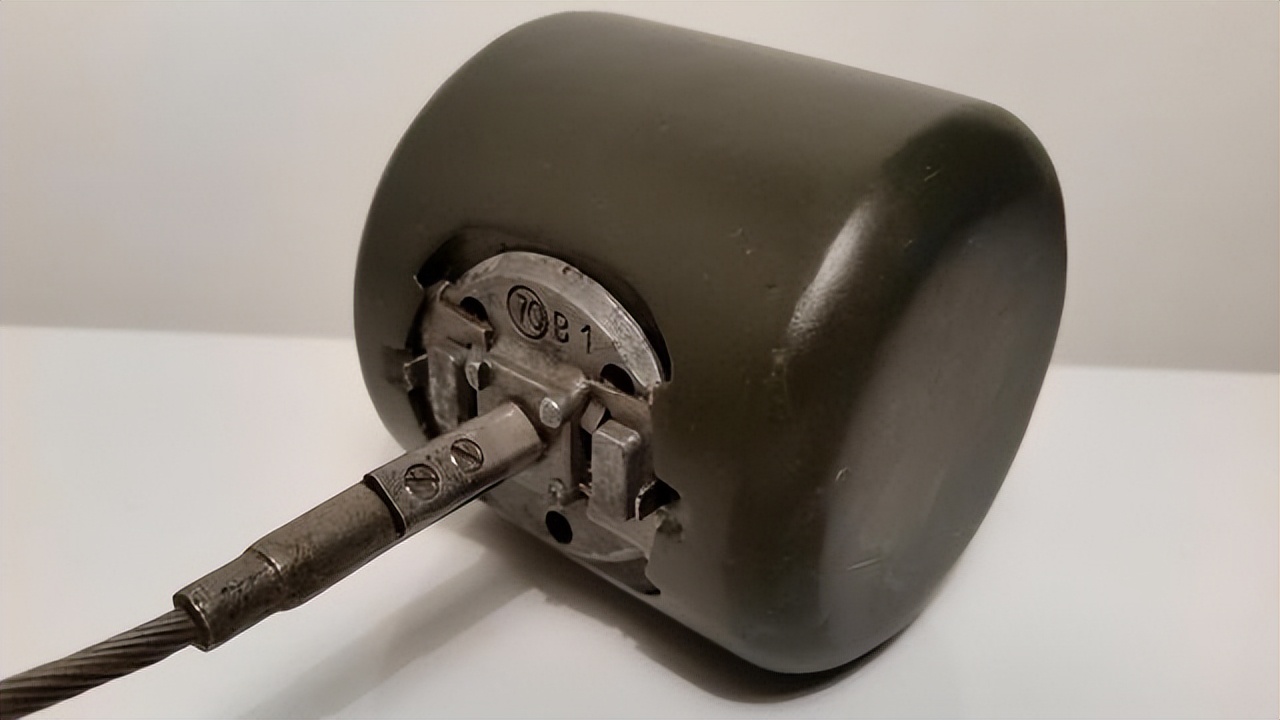 The Germans developed the "Butterfly Bomb", the ancestor of cluster ...