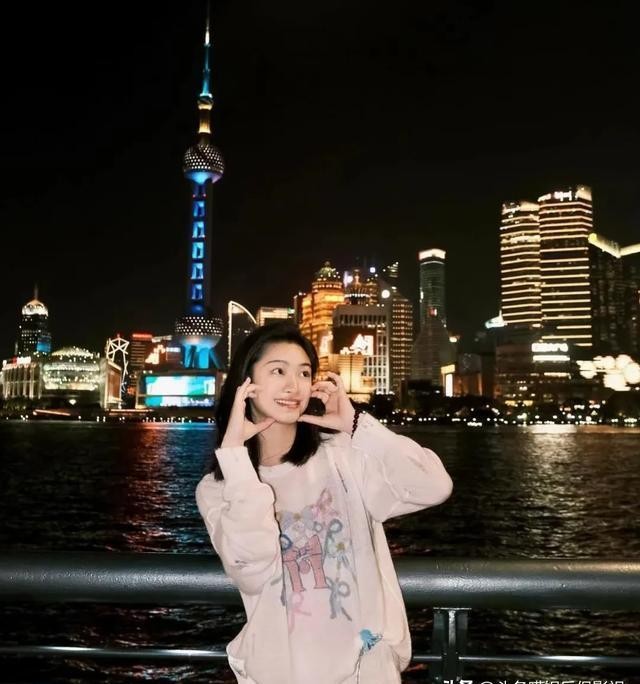 21-year-old Chang Yani and 36-year-old Zhao Liying took a photo ...