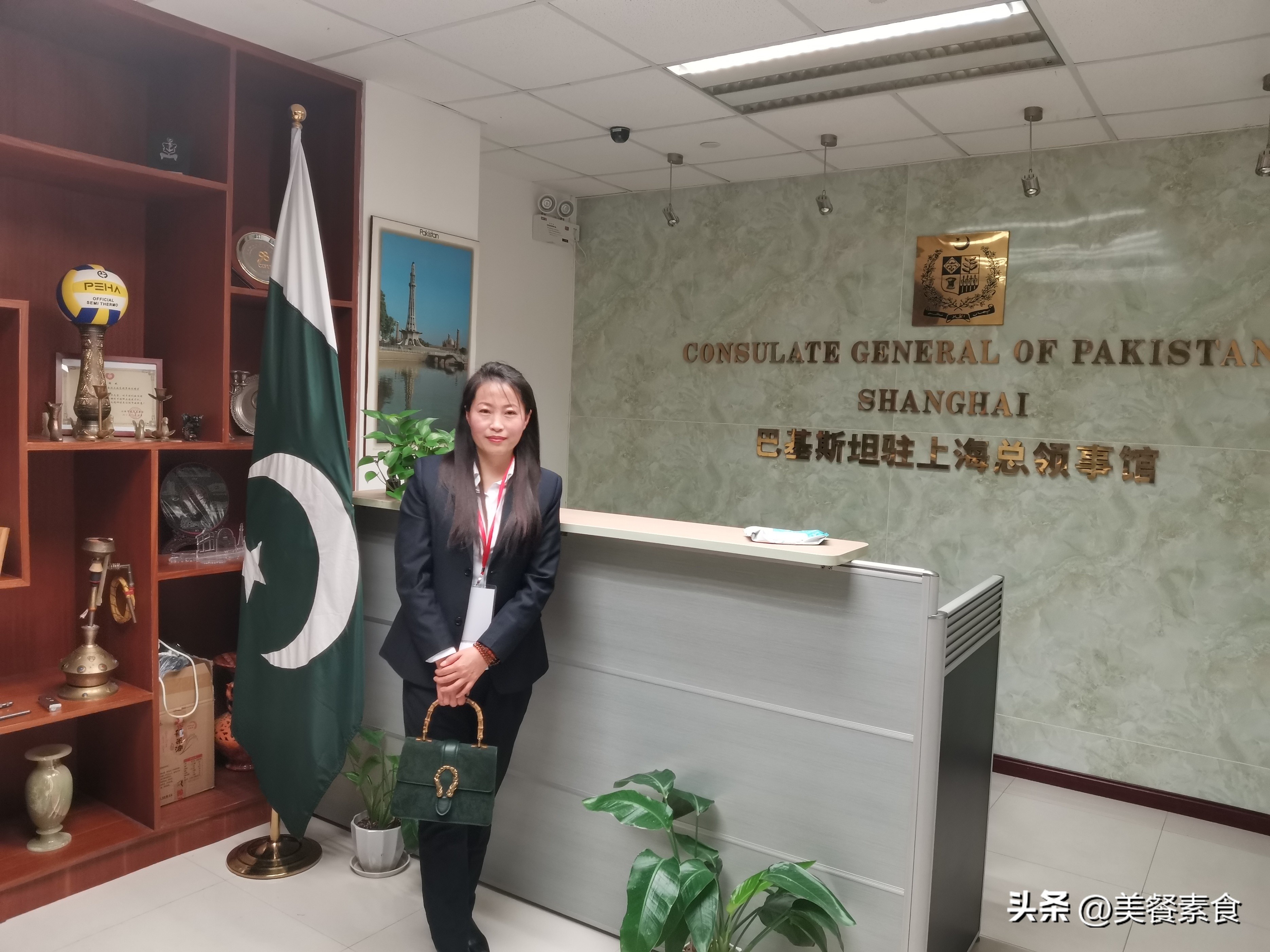 For the sake of love, a beautiful woman returns to her hometown to ...