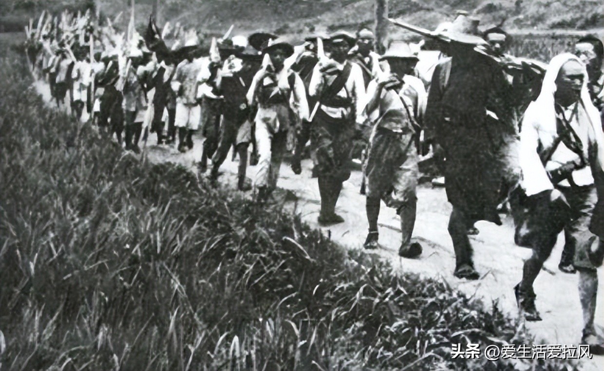 Autumn Harvest Uprising, Mao Zedong led the leader to hold the banner ...
