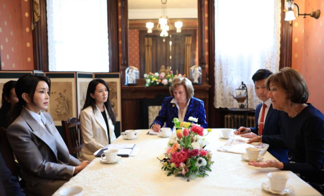 The translator of the First Lady of Korea! Wearing a little black dress ...