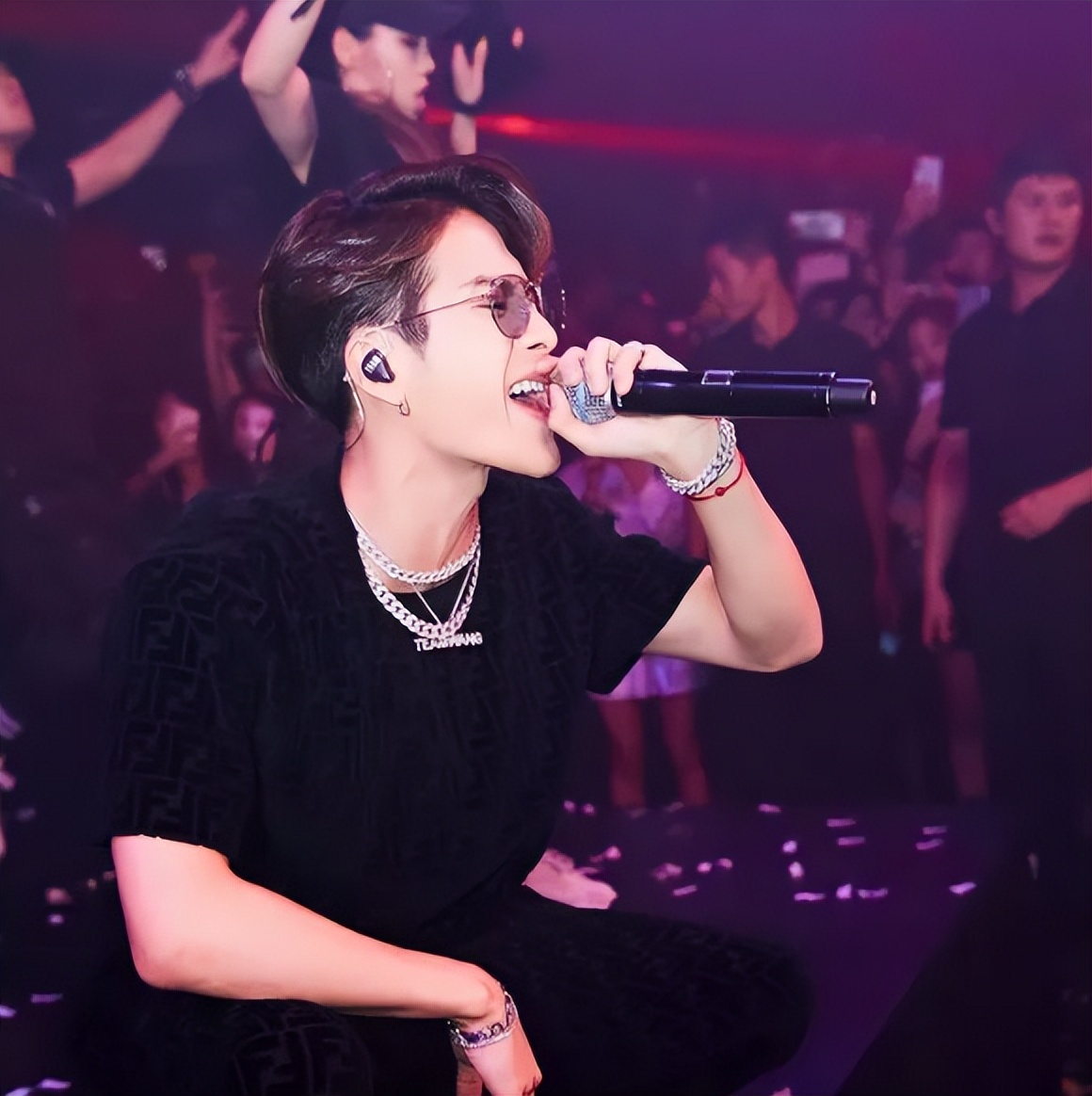 He Youjun appeared at Wang Jiaer's concert, be careful to hold Xi ...