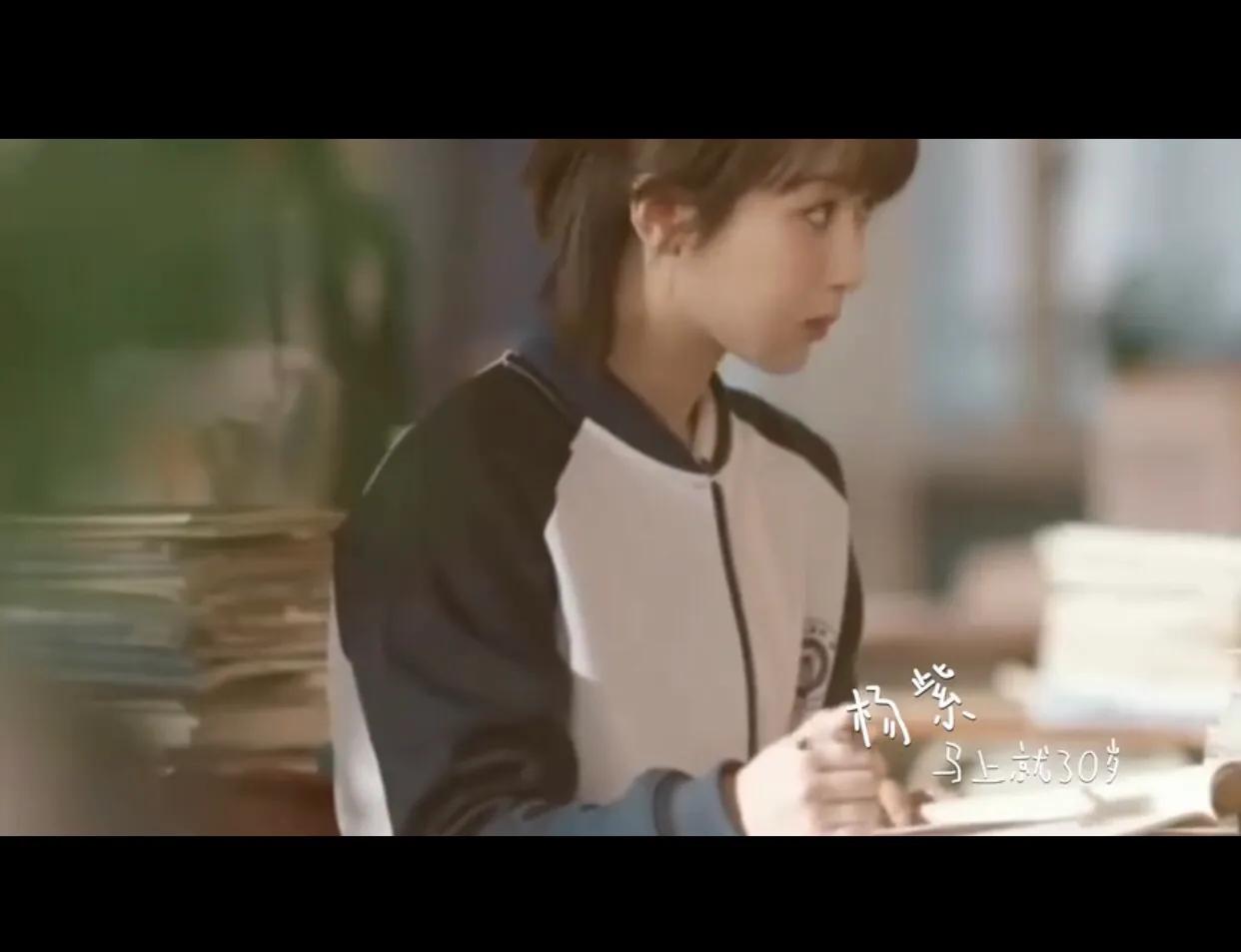 The sweet-looking actress is super suitable for wearing school uniforms ...