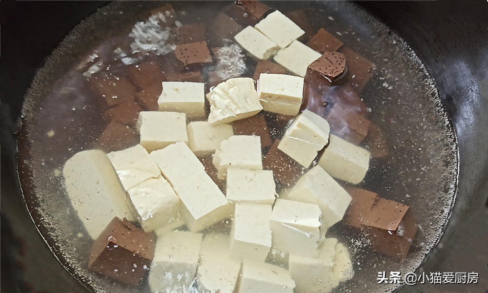 Pig blood and tofu are eaten like this, the taste is tender and spicy ...