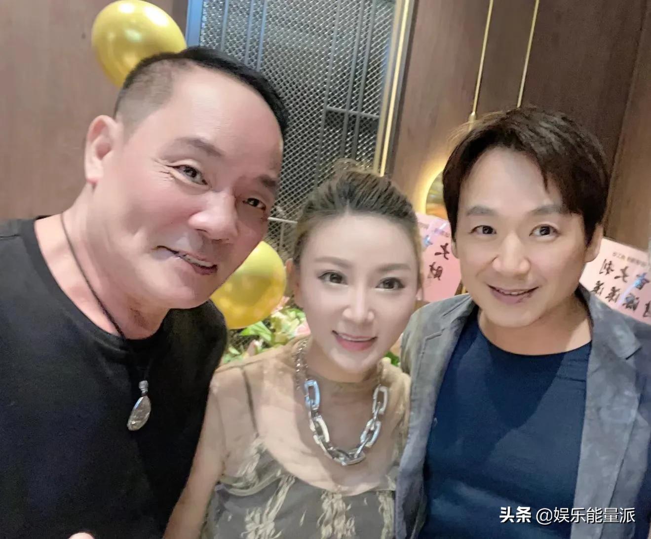Zhixiong's kitchen opened, and the stars arrived - iNEWS