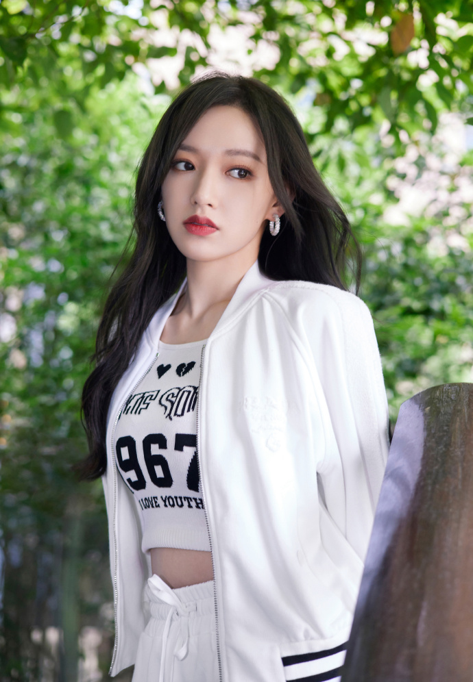 Cheng Xiao's figure is back, but her smile has not returned yet, she ...