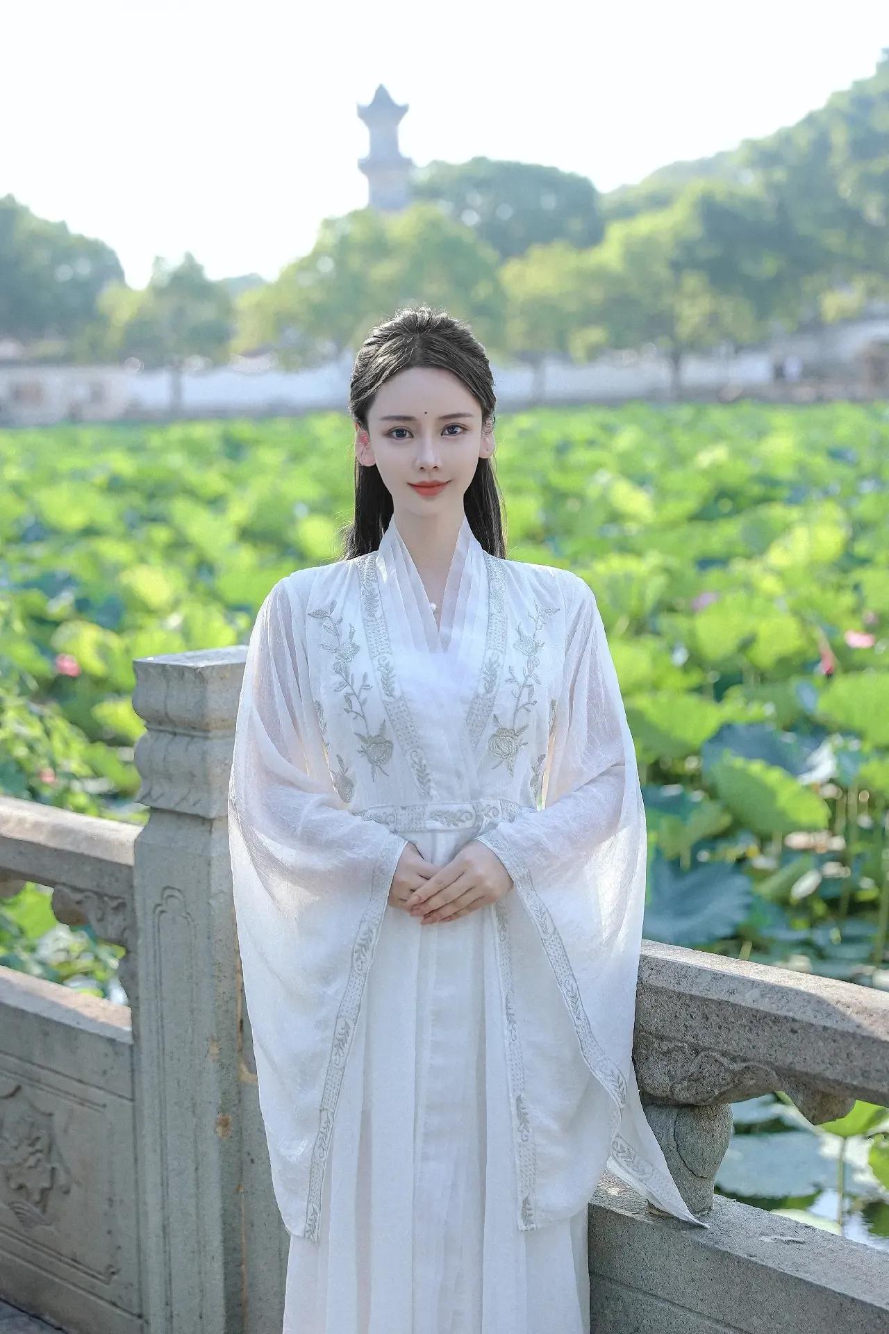 Singer Xu Ruoxi - iMedia