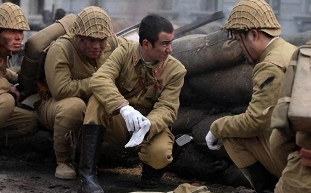 Bathing in the open air, high-cut skirts exposing thighs, these scenes ...