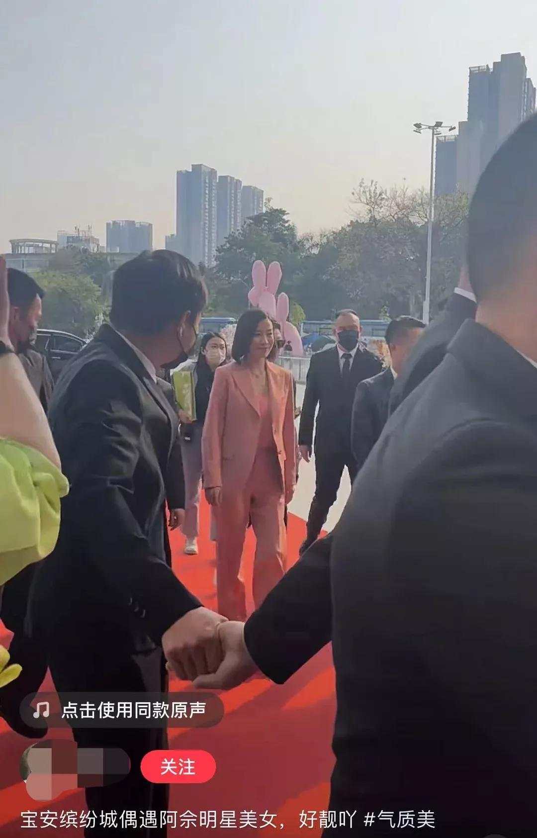 Charmaine Sheh's recent situation is exposed! Dressed in a pink suit ...