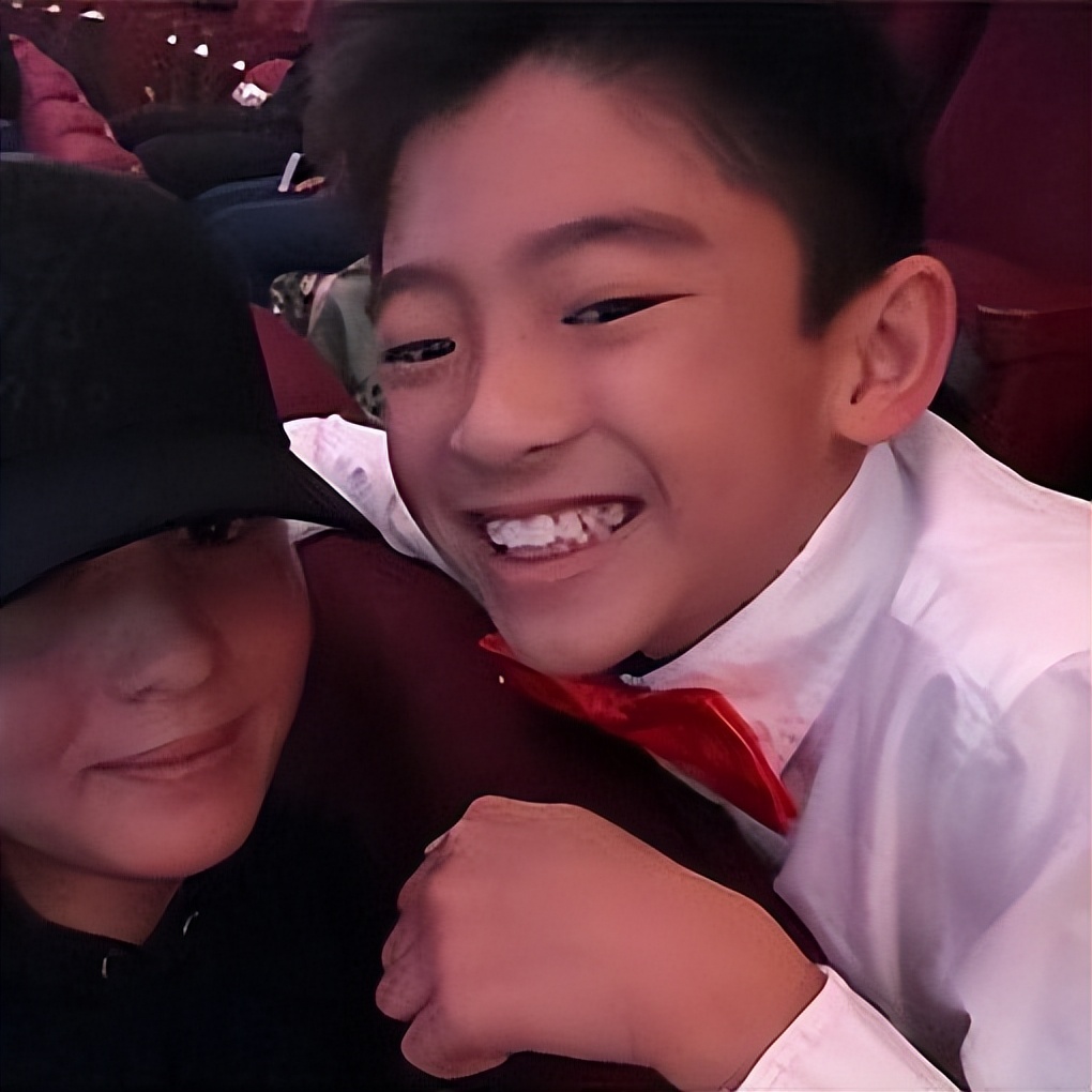 Cecilia Cheung's eldest son is so handsome that he can't recognize him ...
