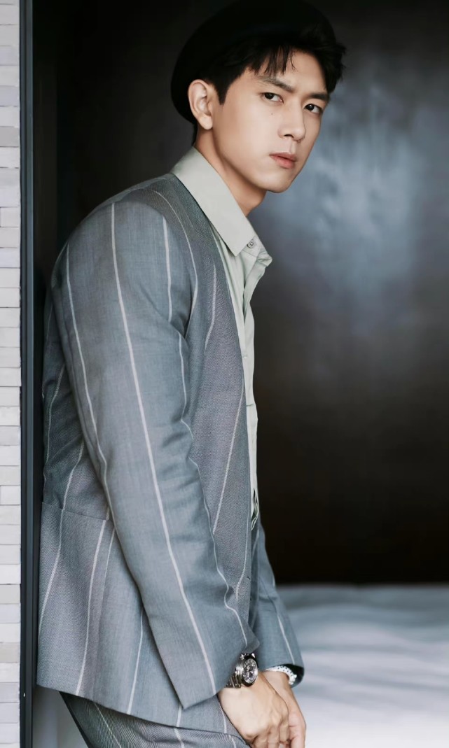 Li Xian's blue highlights the shape of his back, restoring Di Renjie's ...