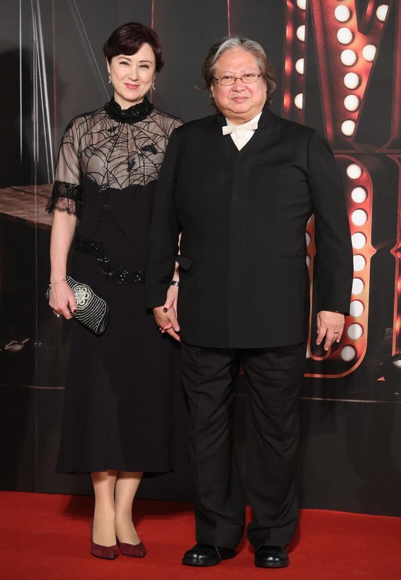 Sammo Hung's wife is elegant and extravagant, with a spliced lace skirt ...