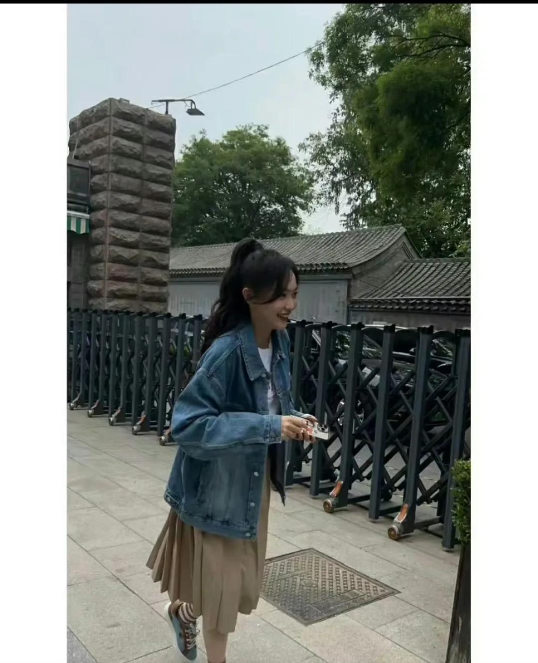 The "exclusive" Tang Yan alumni party appeared, and the denim half-tie ...