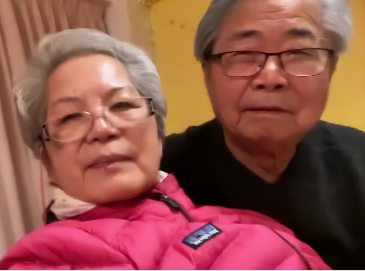 Lin Xiaofeng posted a family portrait, 76-year-old uncle Di Longhan appeared on the scene, his ...