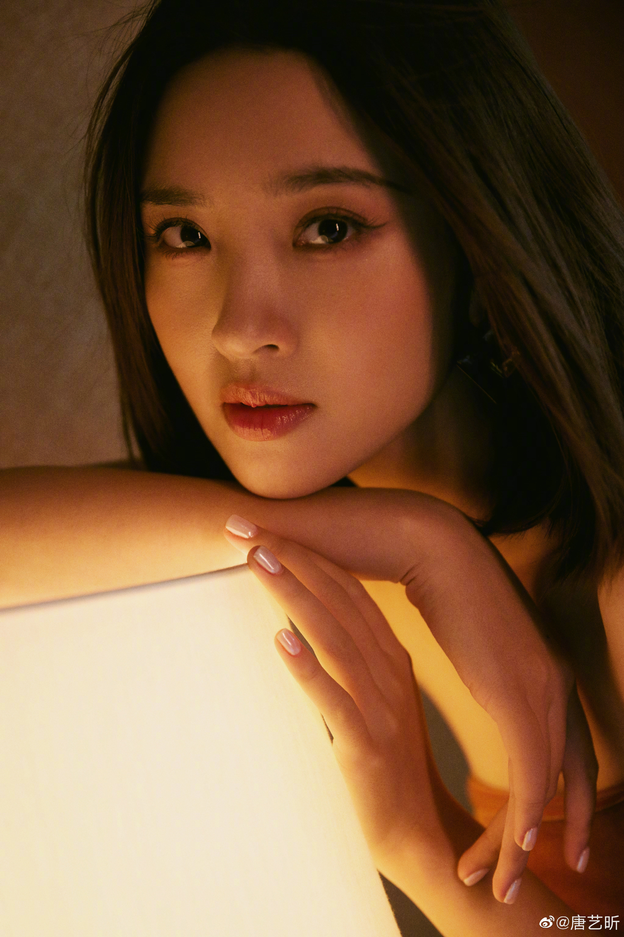 Tang Yixin's hot mom photo was exposed, wearing a champagne-colored ...