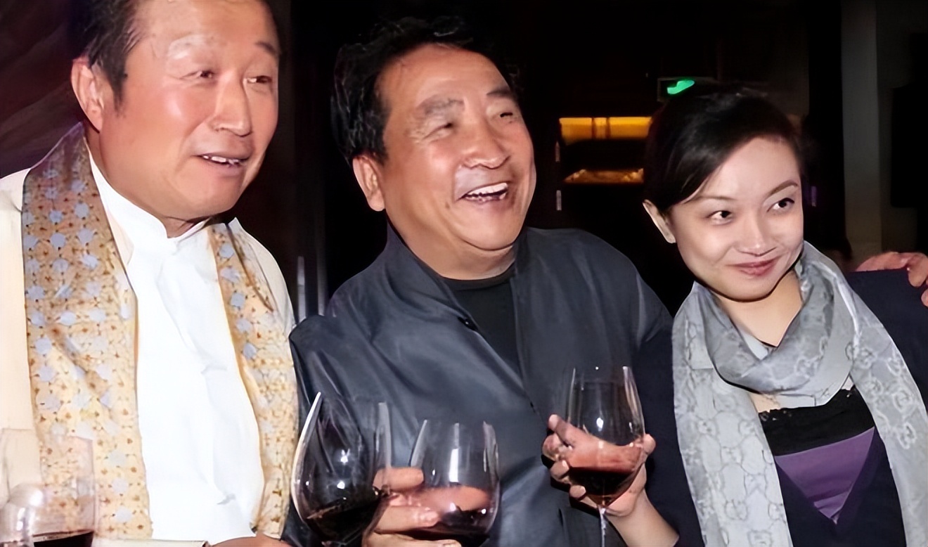 Jiang Kun took her daughter to a banquet. The 42-year-old daughter was ...