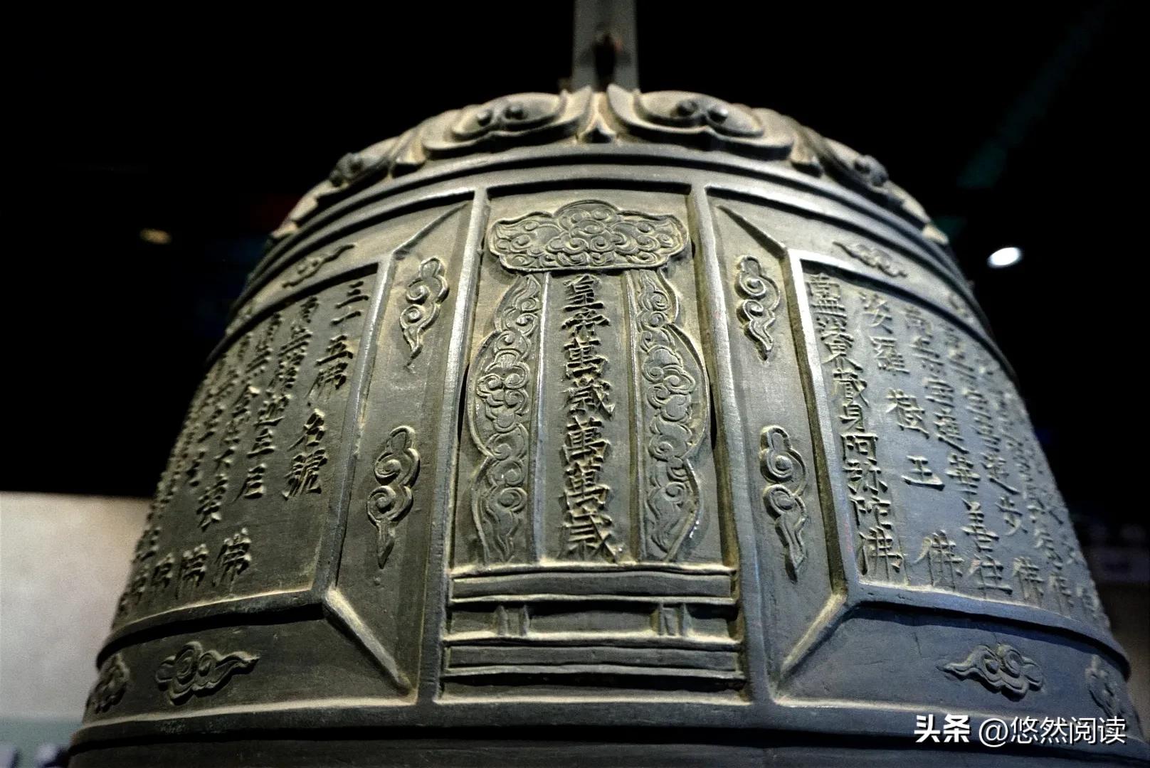 Looking at ancient bells in the Ancient Bell Museum of Dazhong Temple ...