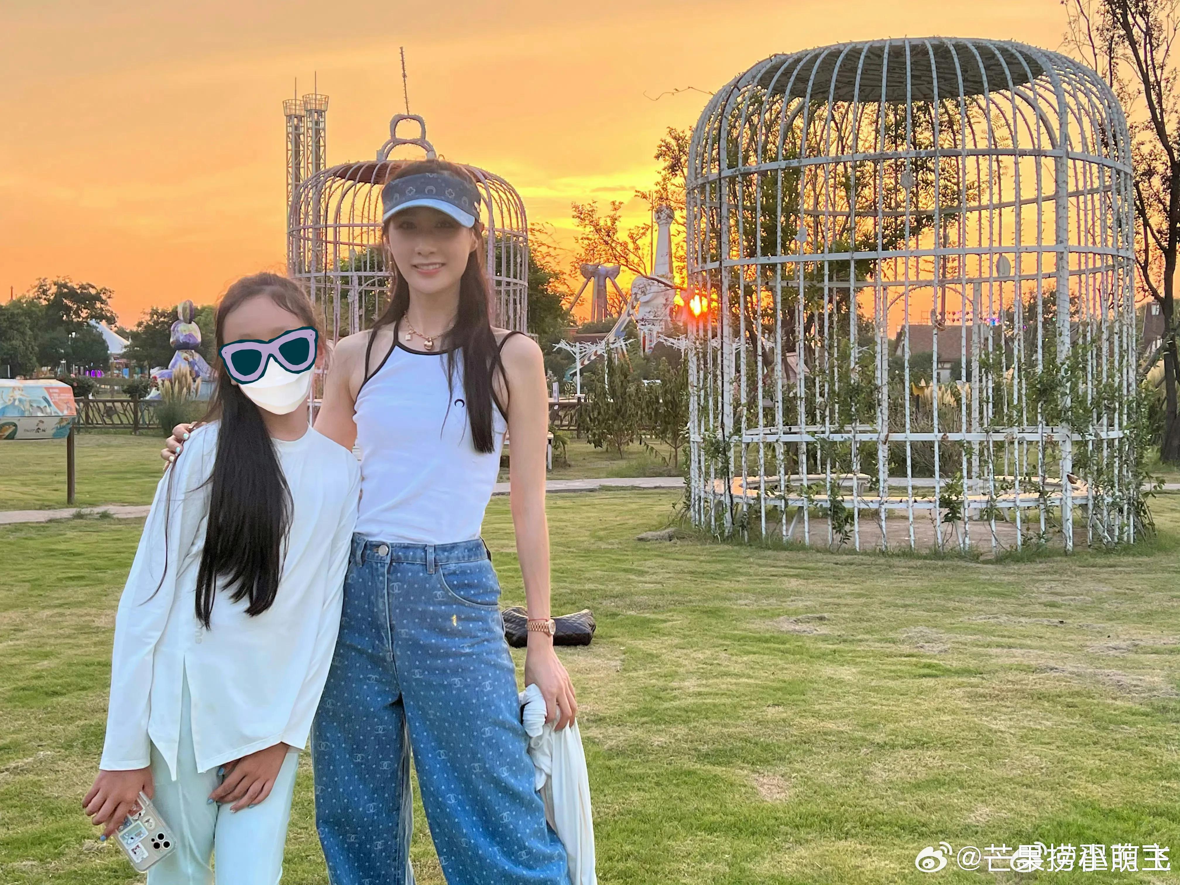 Lei Jiayin's wife posted a photo with her daughter Beibei is a tall and ...