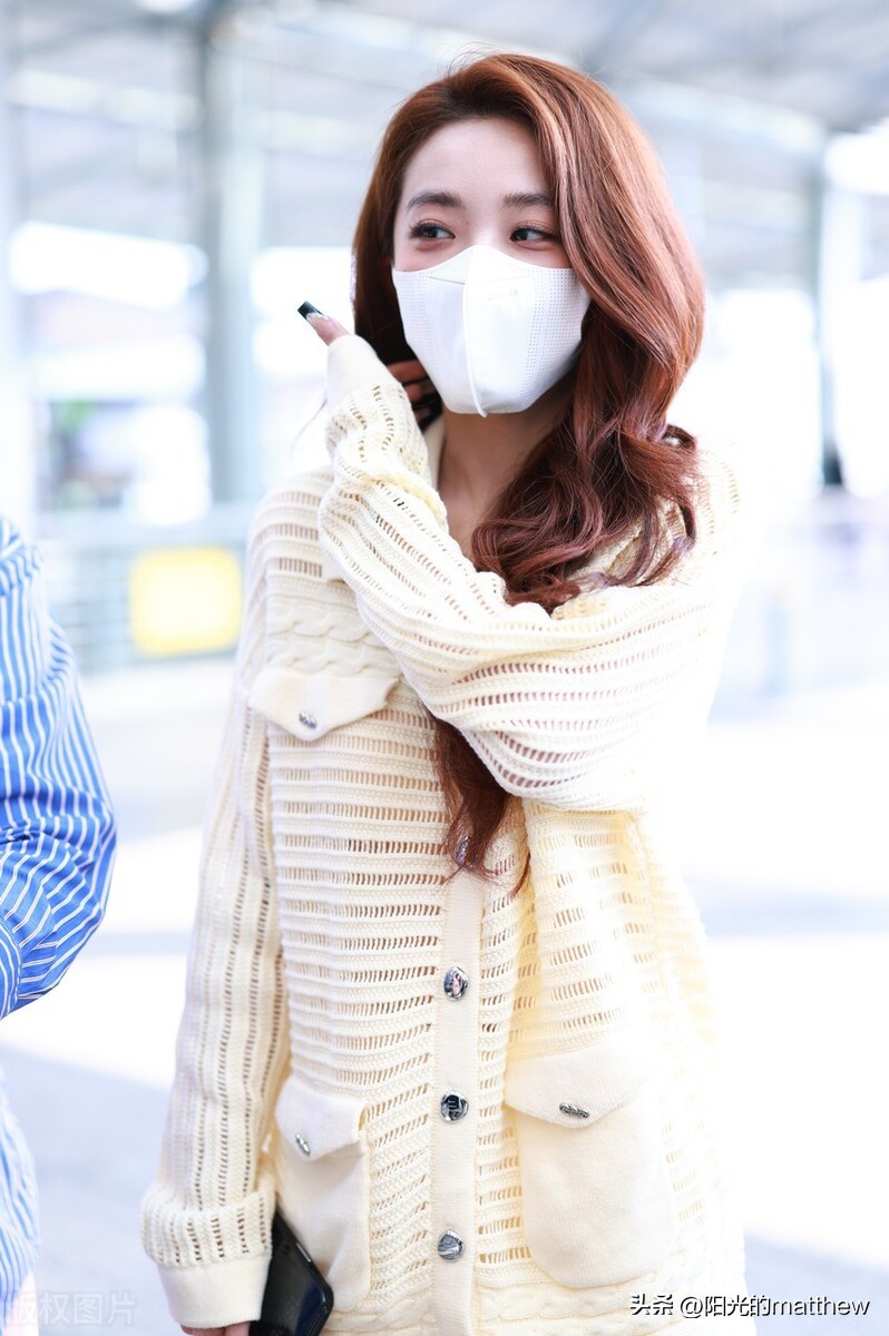 Yu Yan's golden hair is very beautiful, and the mesh sweater is even ...