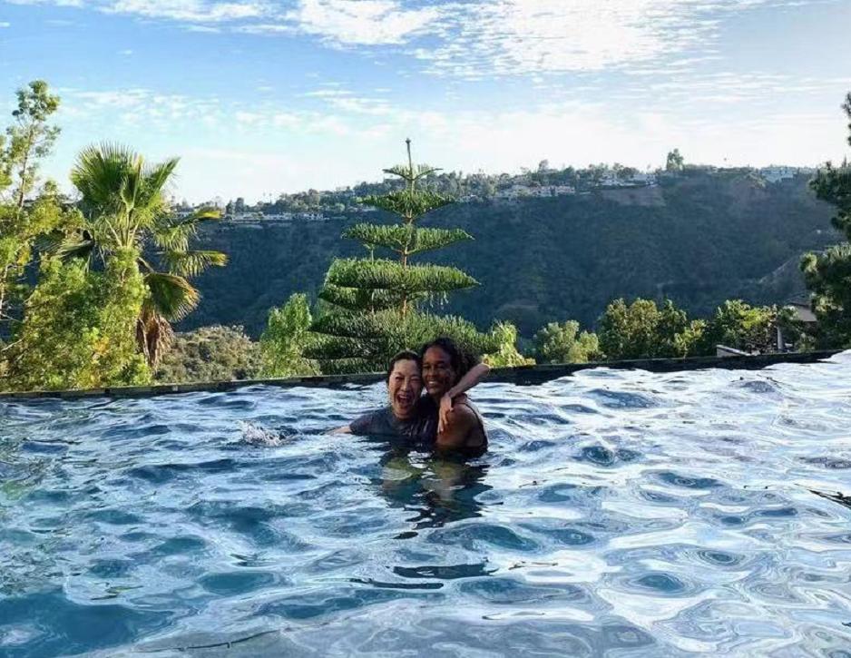 Michelle Yeoh fell into the pool in shorts!A pair of long legs are full ...