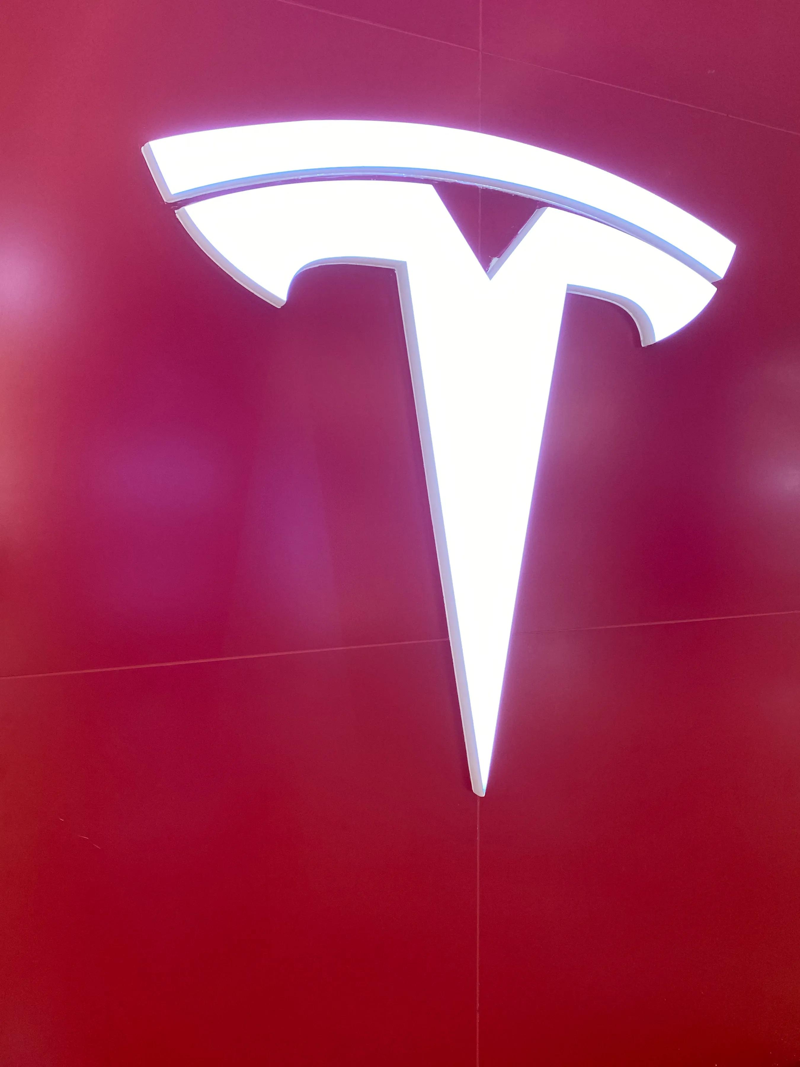 China's red Tesla is attractive - iNEWS