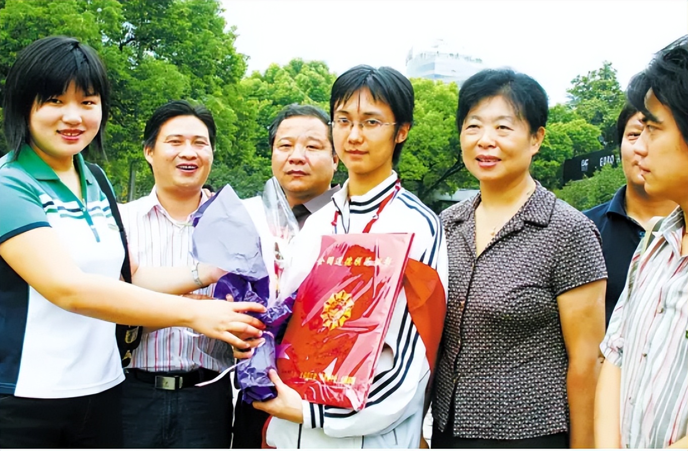In 2005, Liu Ting, who "carried her mother to school", became a ...