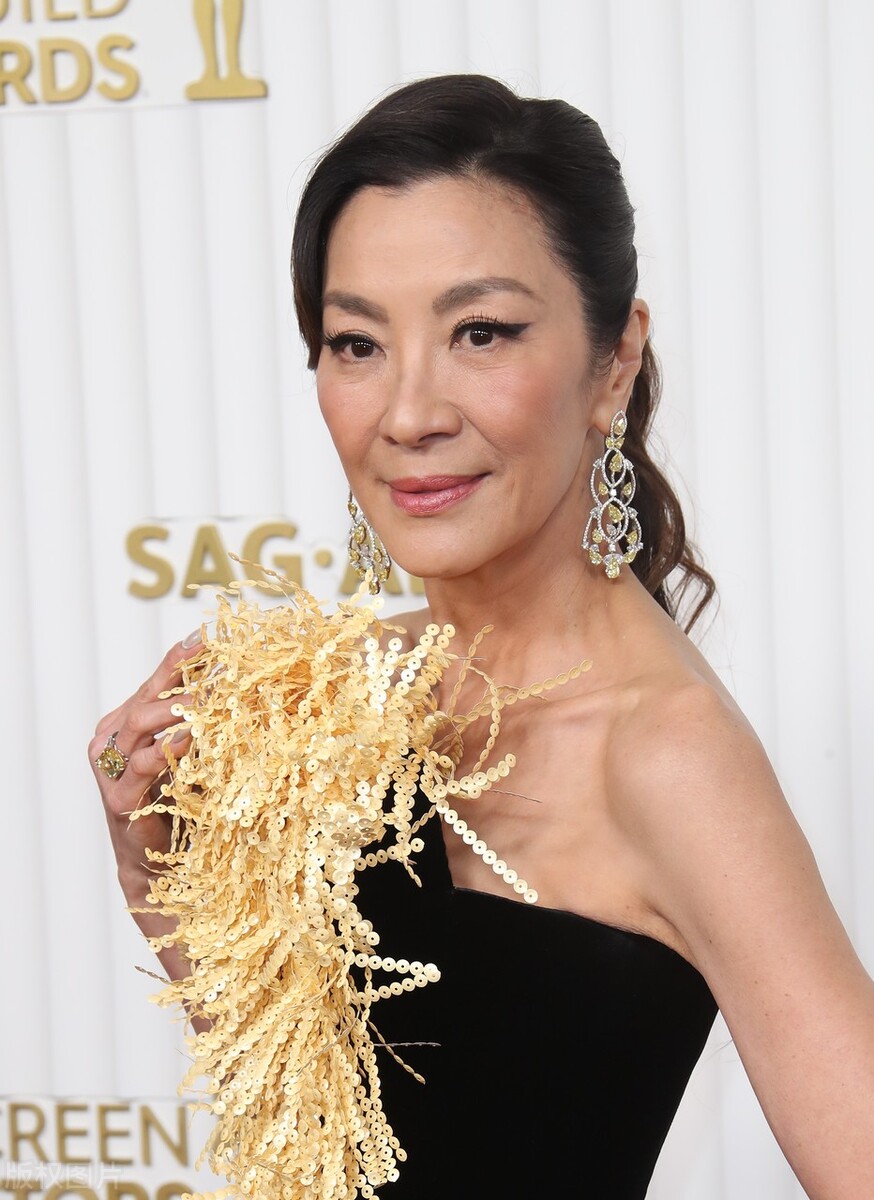Michelle Yeoh's route is basically the same as that old man in her 70s ...