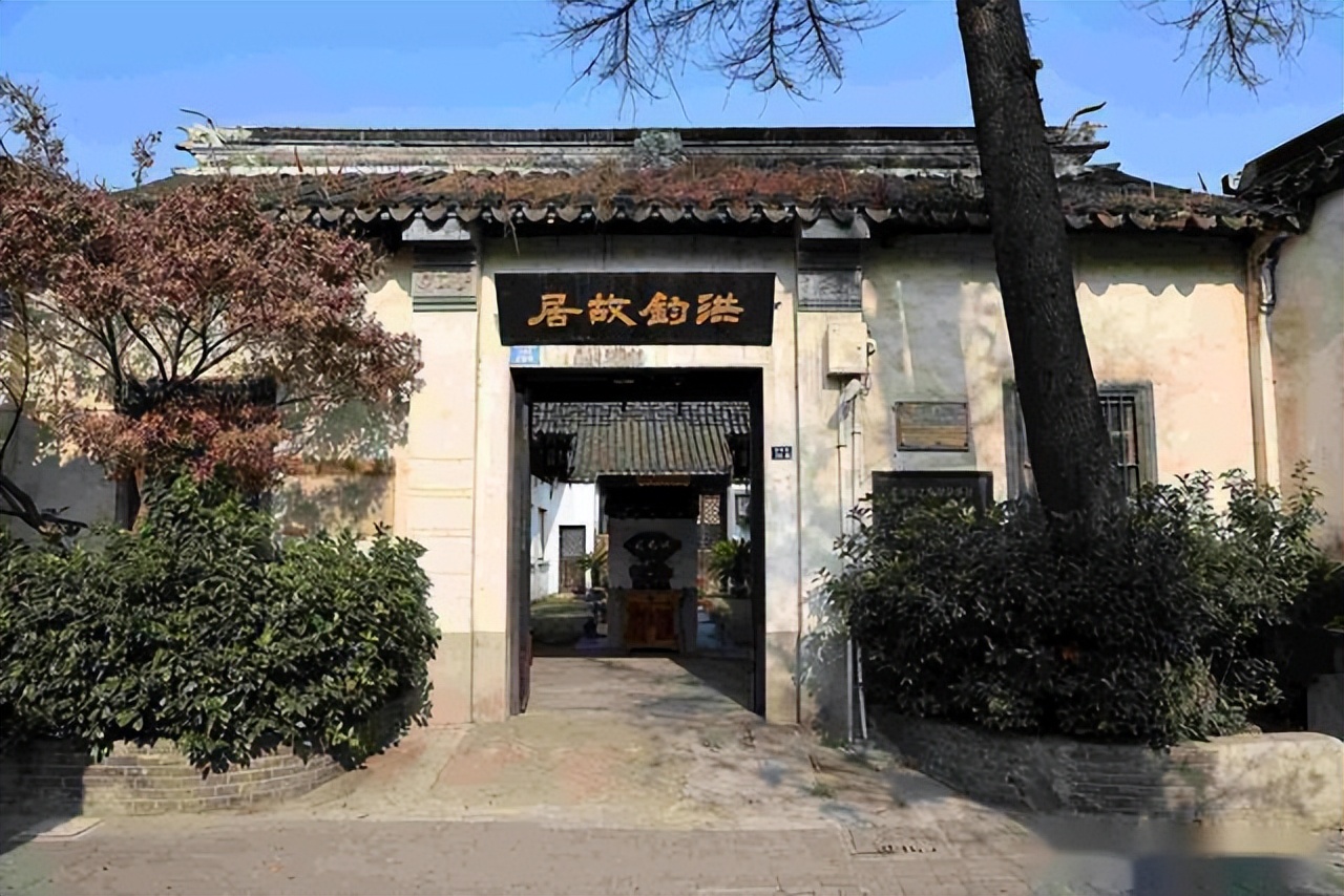 A 600-year-old ancient mansion in Suzhou is dilapidated and overgrown ...
