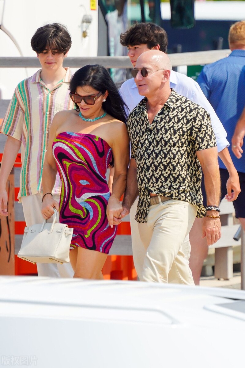 Bezos, the richest man in the world, and his girlfriend are on vacation ...