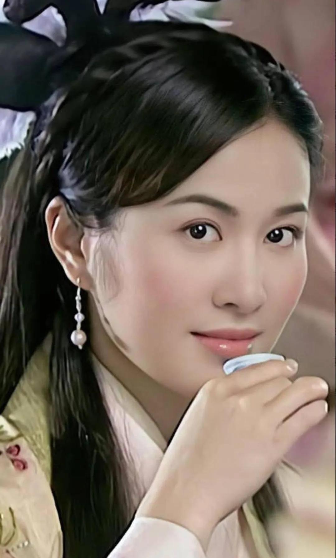 Michelle Ye's wearing dresses with dismissal skirts sparked controversy ...