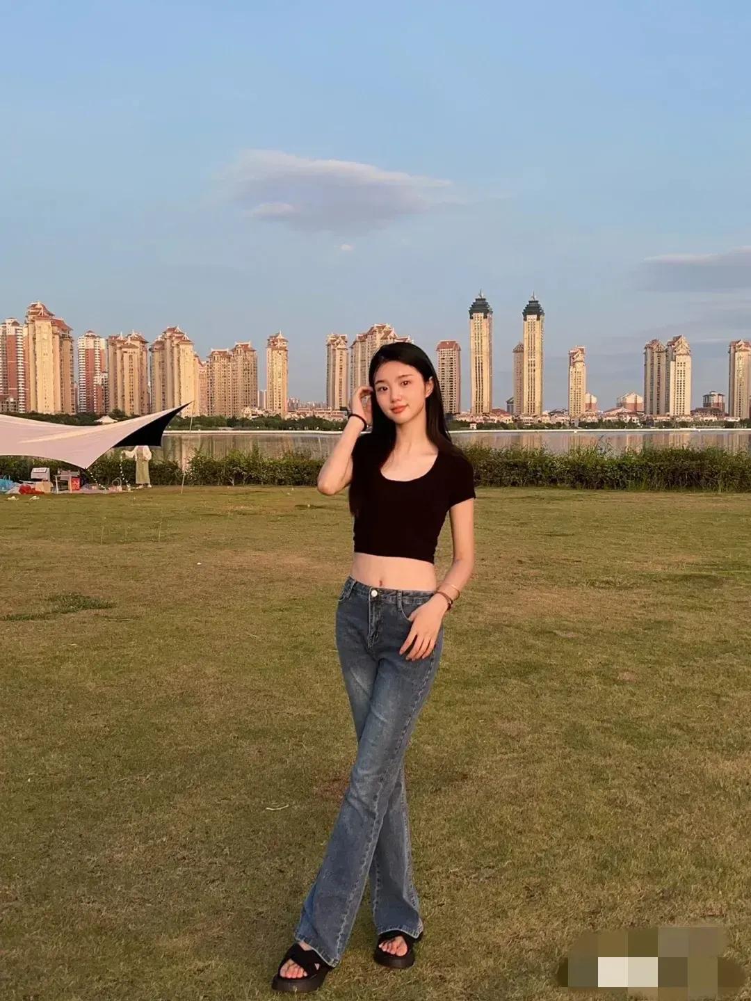 "Modern Poetry" Jing Ye Si - iNEWS