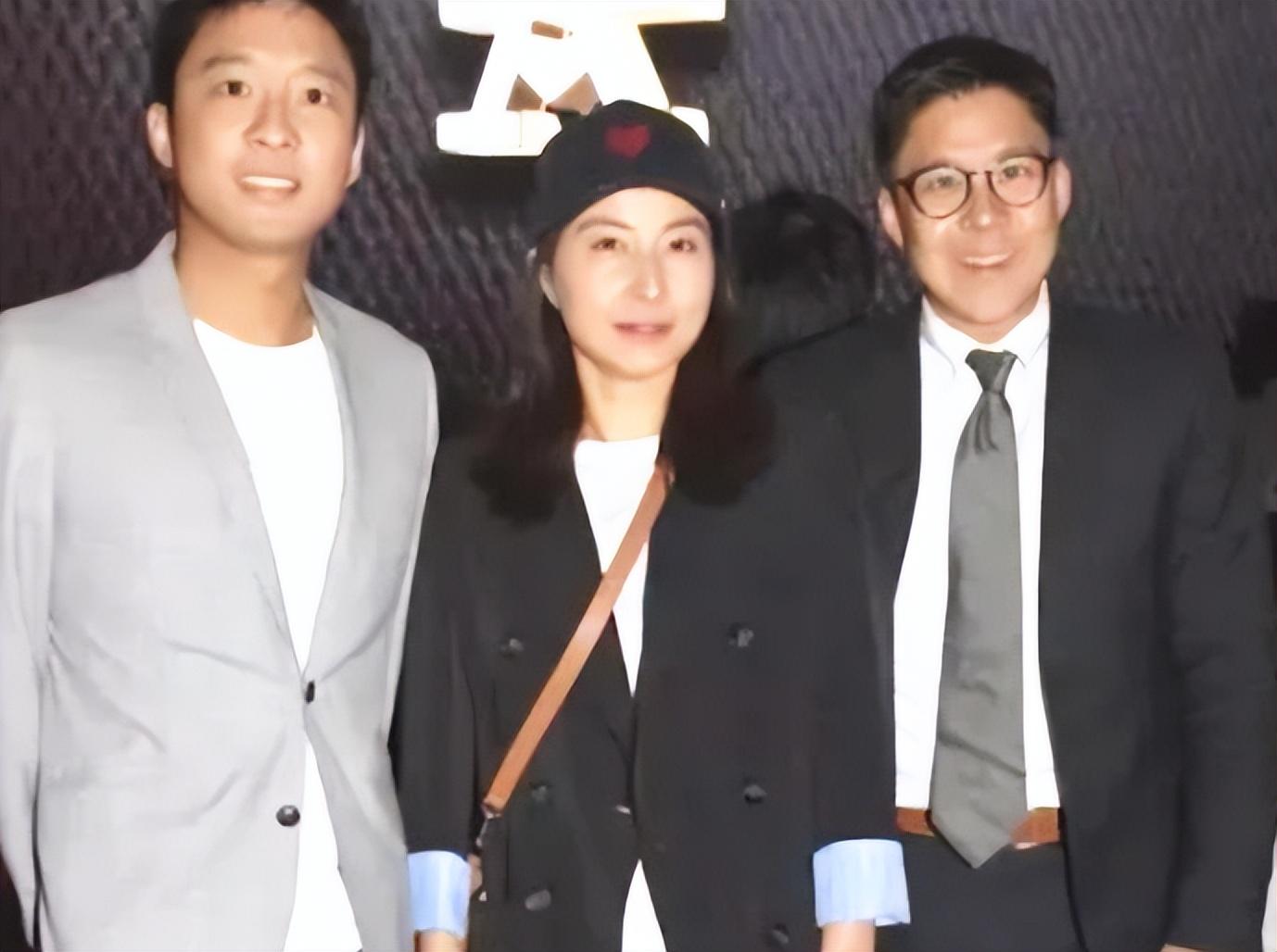 Zhu Lingling's son and his girlfriend watch the football game!Su Yan is ...