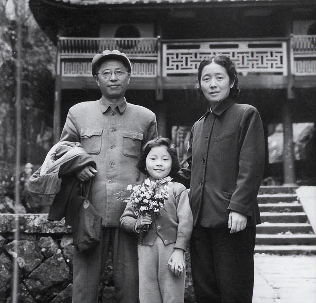 The chaotic family in "Thunderstorm" is actually a portrayal of Cao Yu ...